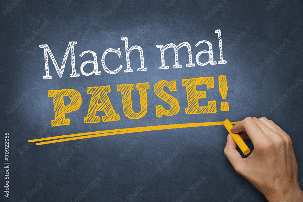 Hand schreibt mit Kreide Text "Mach mal Pause!" auf Tafel Stock-Foto ...