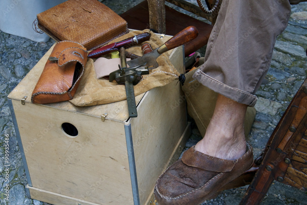 Foto Stock Lavorare il cuoio | Adobe Stock