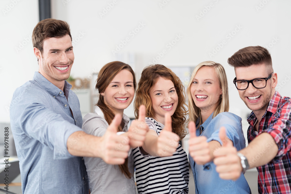 fünf junge leute zeigen daumen hoch Stock-Foto | Adobe Stock