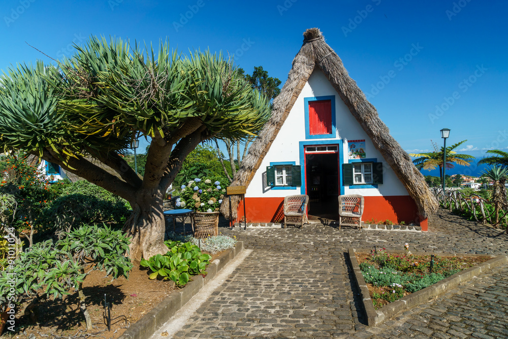 Traditional house from Madeira foto de Stock | Adobe Stock