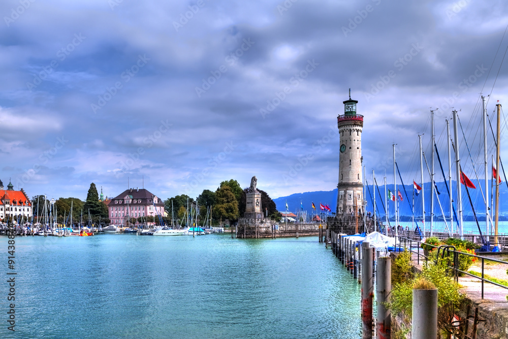 Blick auf den Hafen auf der Insel von Lindau am Bodensee im Süden ...