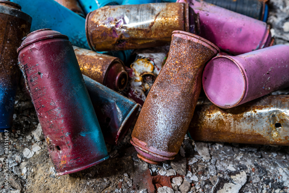 Alte Sprühdosen Stock-Foto | Adobe Stock