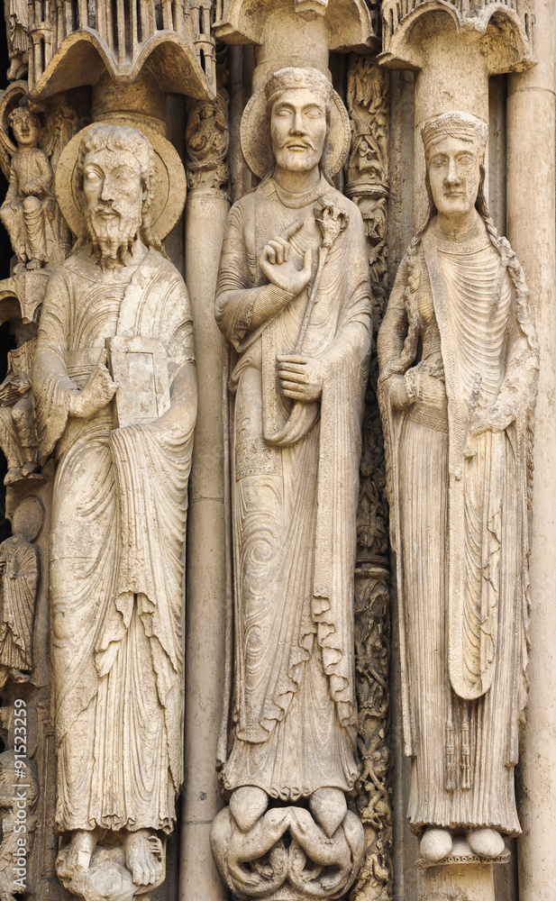 Monuments emblématiques, statues-colonnes, Portail Royal de la ...