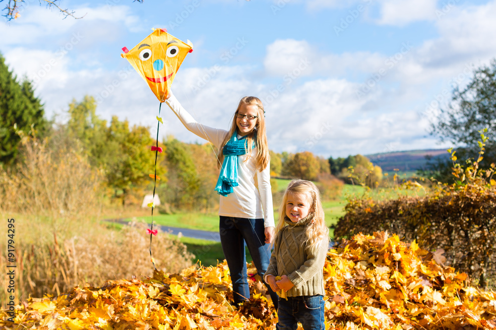 Mädchen haben Spaß und lassen Drachen steigen im Herbst Park Stock-Foto ...