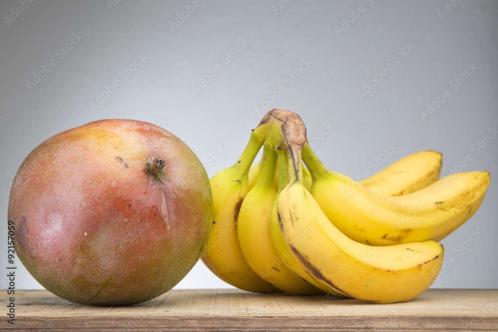 Mango y banano deliciosas frutas tropicales Stock Photo | Adobe Stock