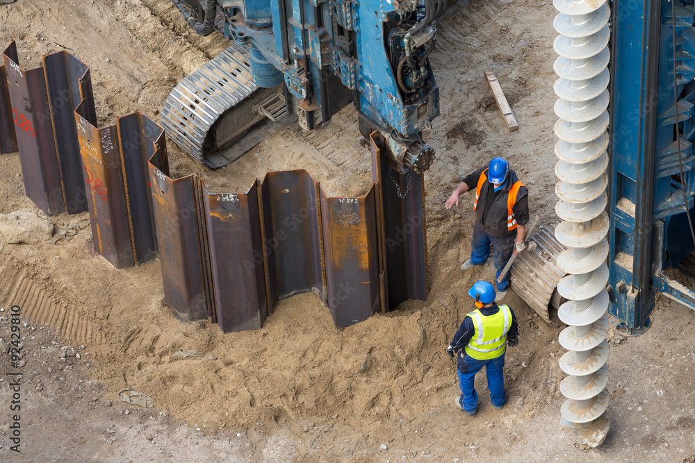 Einbau von Spundwand Stock-Foto | Adobe Stock