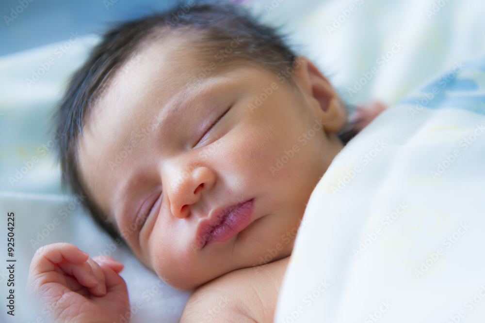 Bebé recién nacido dormido feliz y relajado después del baño y la ...