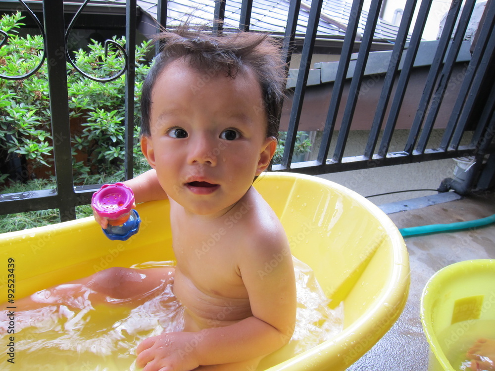 ベランダで水浴びする子ども Stock Photo | Adobe Stock