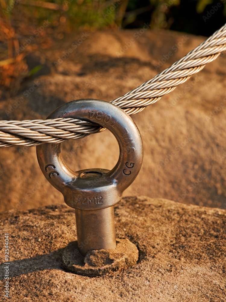 Foto de Detail of steel bolt anchor eye in rock. The end knot of steel ...
