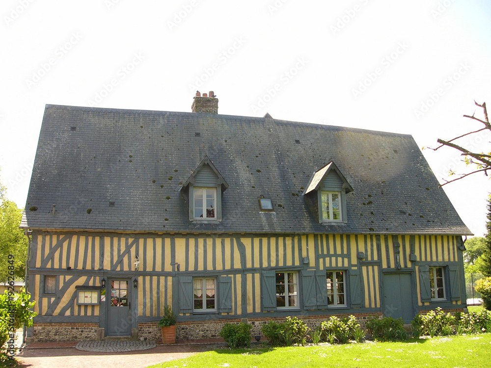 Normandie, maison traditionnelle à Offranville Stock Photo | Adobe Stock