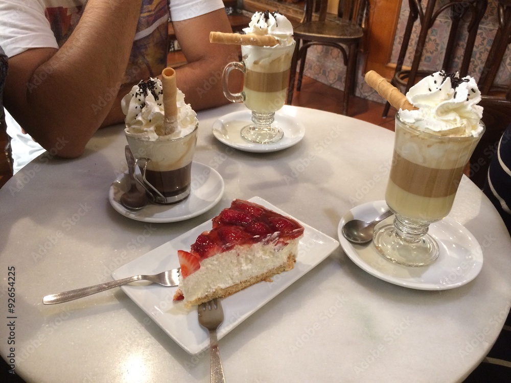 tomando cafe y postre en una cafeteria foto de Stock | Adobe Stock