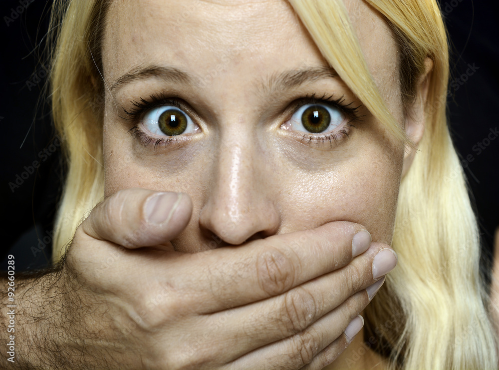 Mann bringt Frau voller Angst zum Schweigen Stock Photo | Adobe Stock