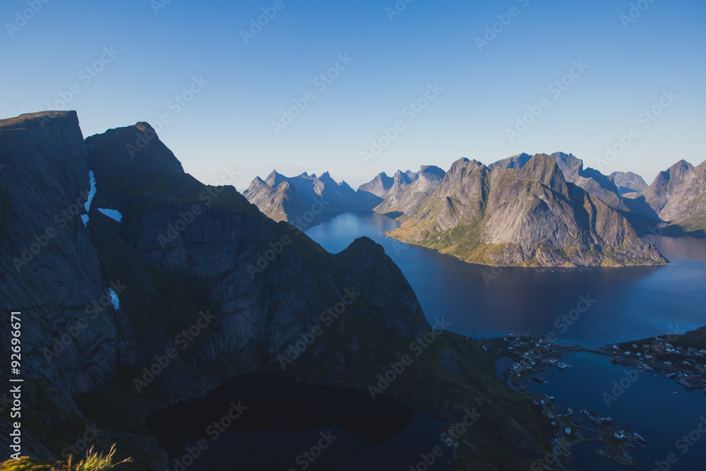 Beautiful norwegian landscape with famous top peak Reinbringen, Lofoten ...