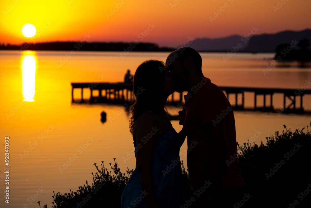 Foto Stock BACIO AL TRAMONTO SULL'ISOLA | Adobe Stock