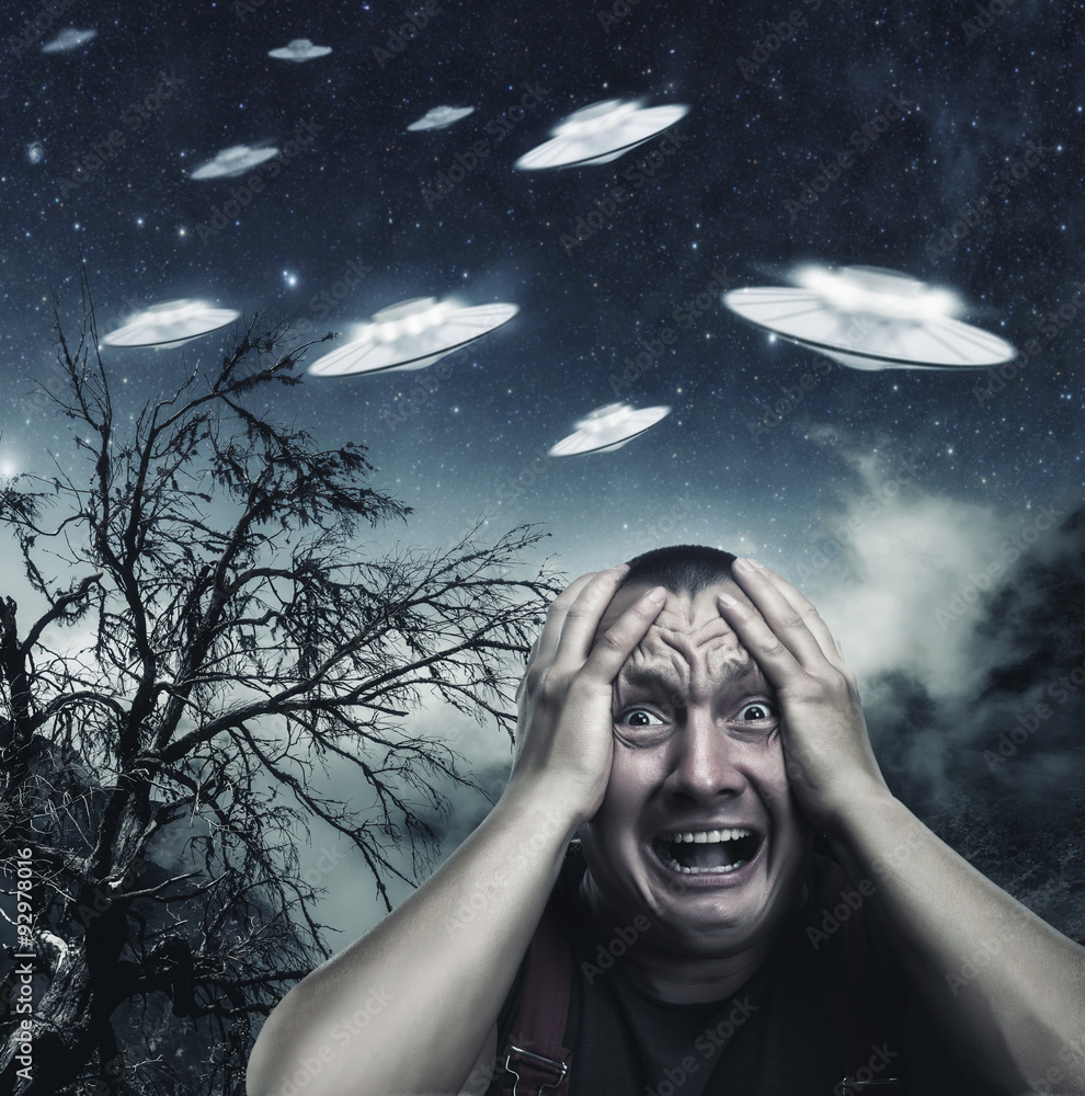 Man scared by UFO foto de Stock | Adobe Stock