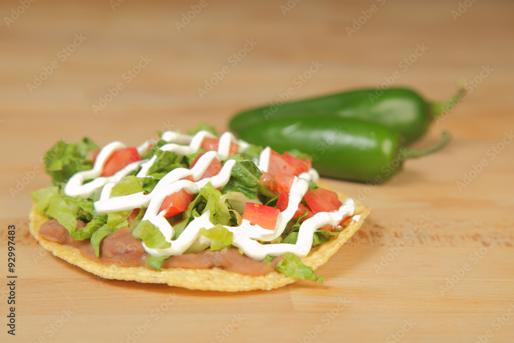 Tostadas Mexicanas con chile jalapeño, tomate, ajo y crema. foto de ...
