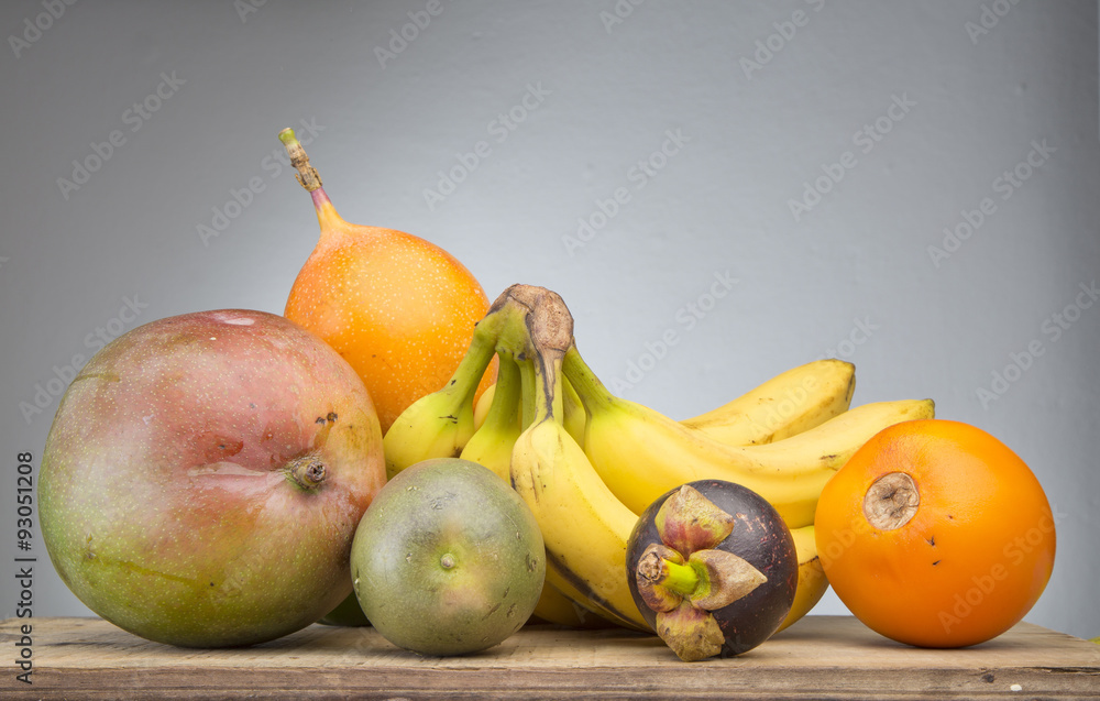 Foto de Bodegón de frutas exóticas y tropicales. do Stock | Adobe Stock