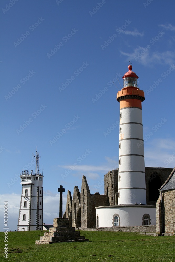 Le phare de la pointe Saint-Mathieu, les ruines de l'abbaye Saint ...