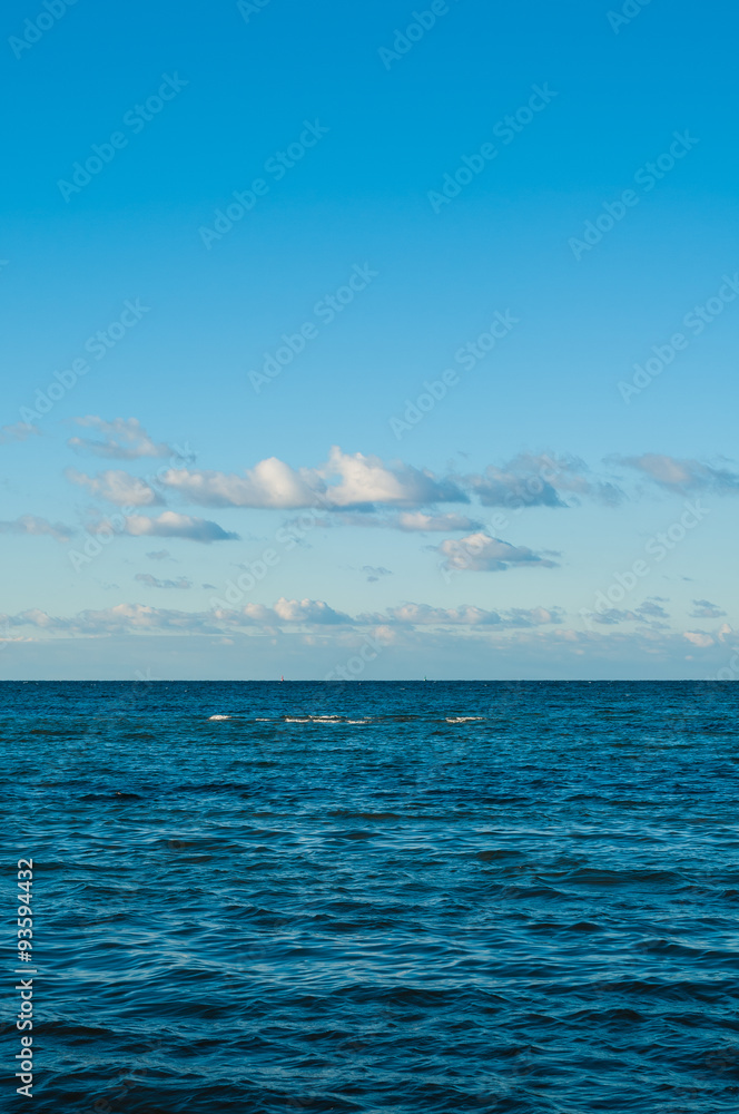 Blaue Weite des Meeres, Wasser, Wind und Wellen, bis zum Horizont ...