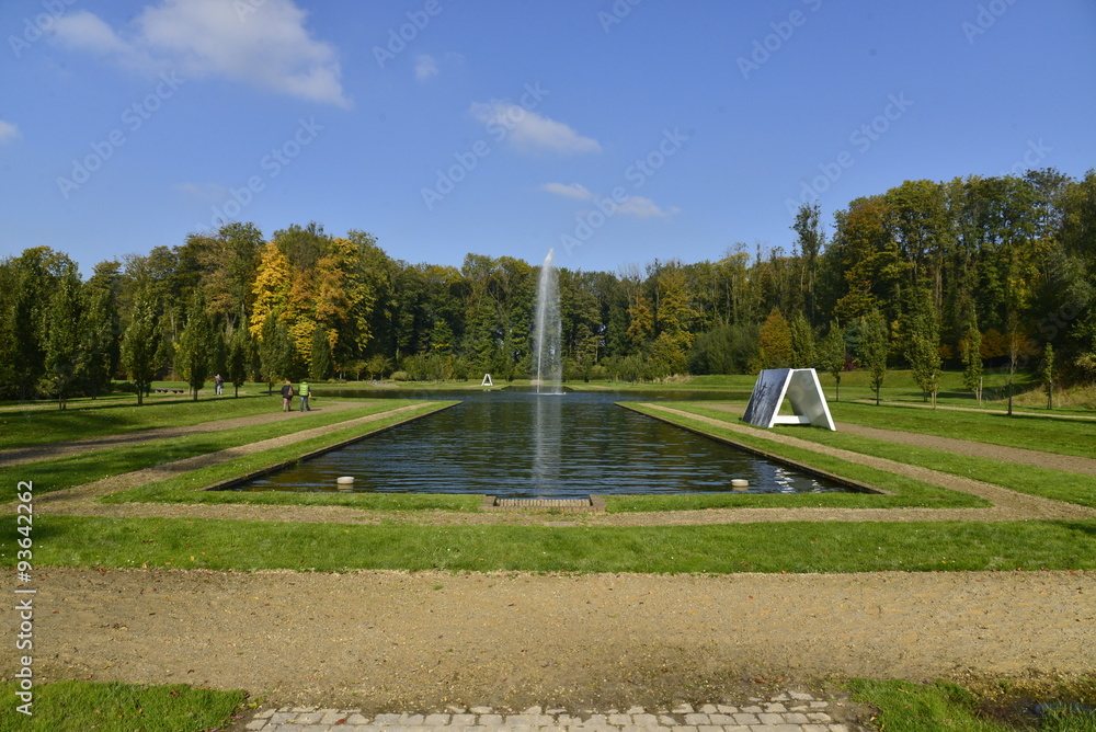 Superbe parc du château de Seneffe avec sa grande pièce d'eau et sa ...