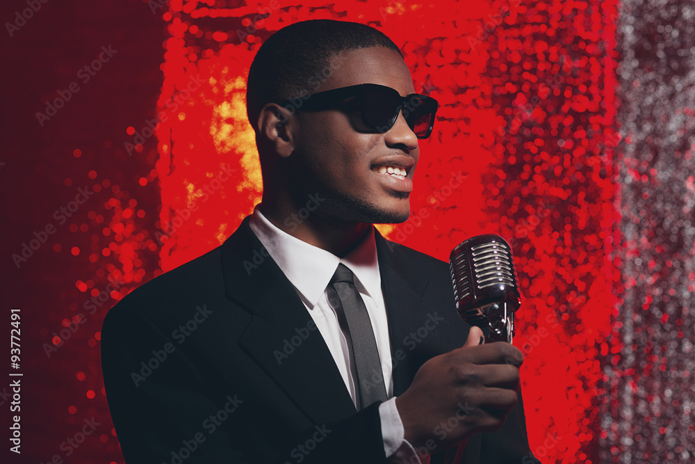Retro fifties male african american singer with sunglasses in bl Stock ...