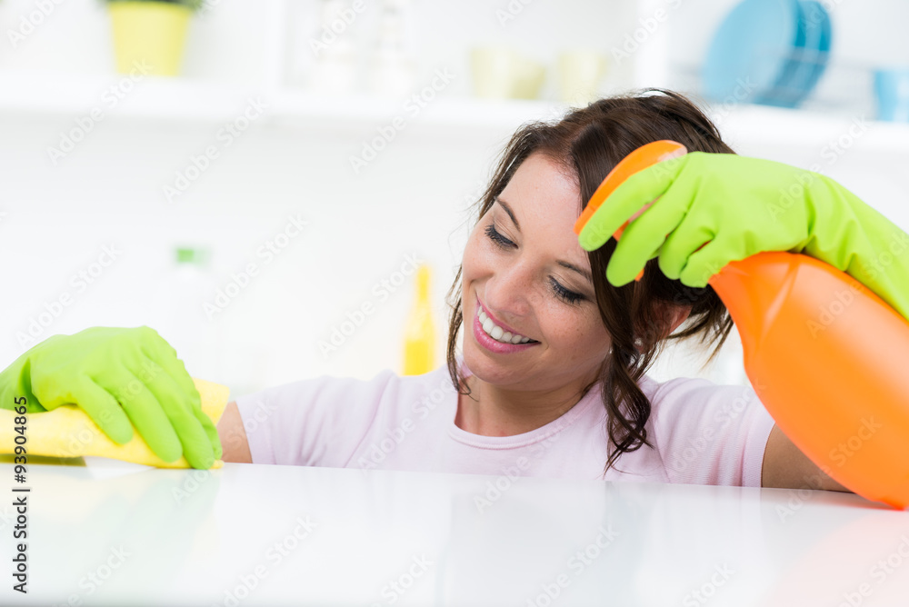 Moderne junge Hausfrau putzt Stock-Foto | Adobe Stock