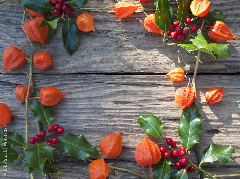 Stechpalme, Ilex Zweige mit roten Beeren und Lampionblumen auf altem ...