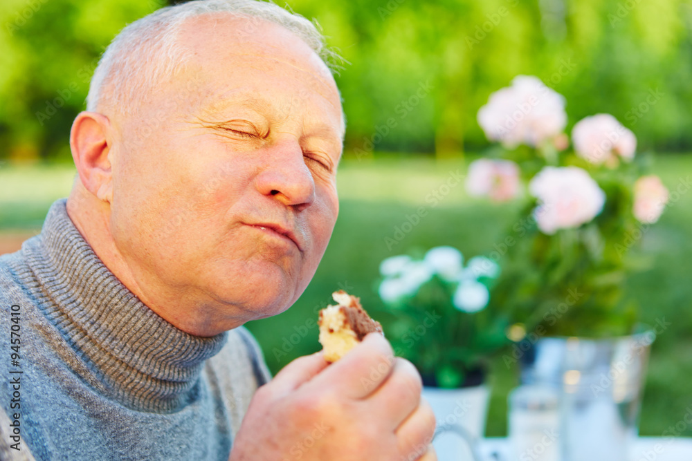 Alter Mann isst Kuchen im Garten Stock Photo | Adobe Stock