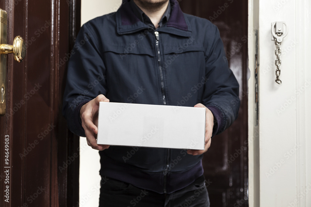 Paketbote bringt weißes Paket Stock-Foto | Adobe Stock