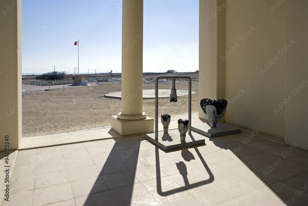 Foto de Bahrain, Jebel Ad Dukhan, the entrance of the Museum of the Oil ...