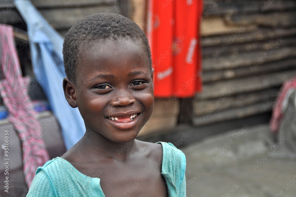 Vergnügt lachendes Kind Stock-Foto | Adobe Stock