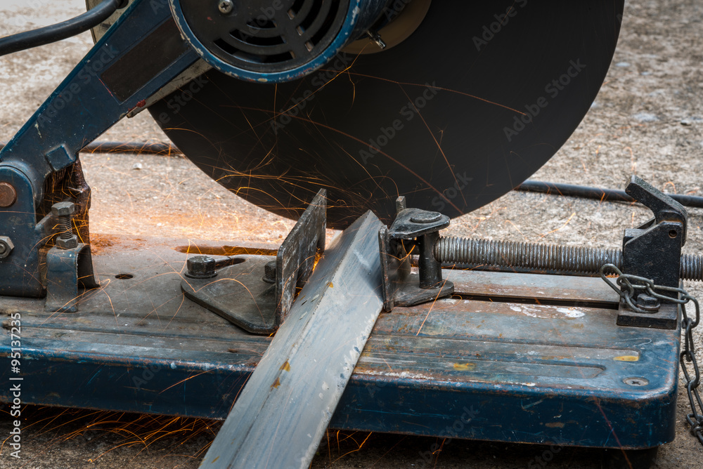 Foto Stock Cutting a triangle metal and steel with compound mitre saw ...