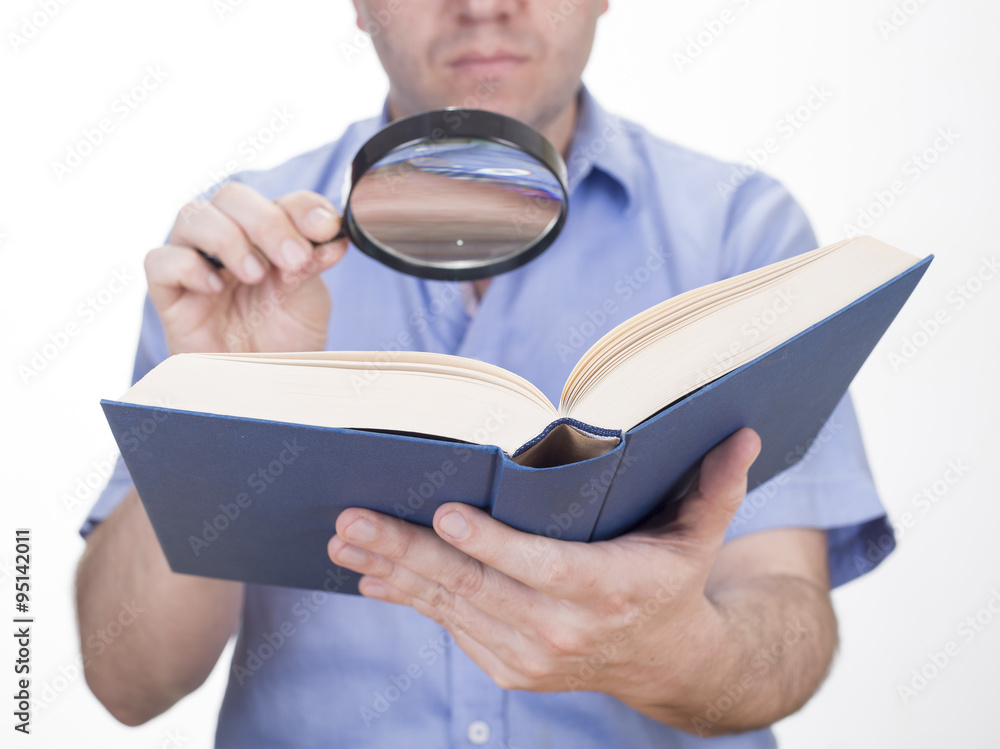 Hombre con lupa y biblia - concepto foto de Stock | Adobe Stock