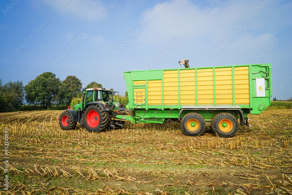 Trecker mit Erntewagen bei der Maisernte Stock-Foto | Adobe Stock