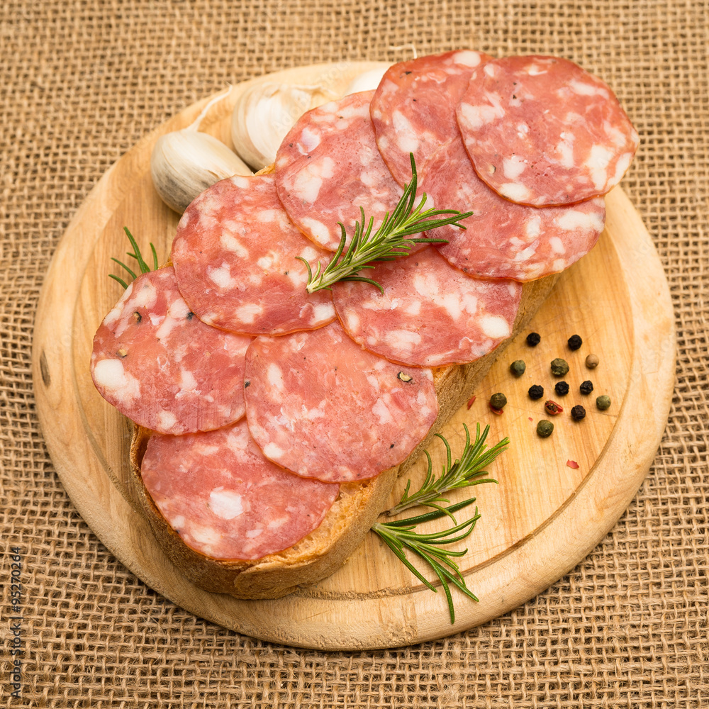 Foto Stock Pane e salame | Adobe Stock