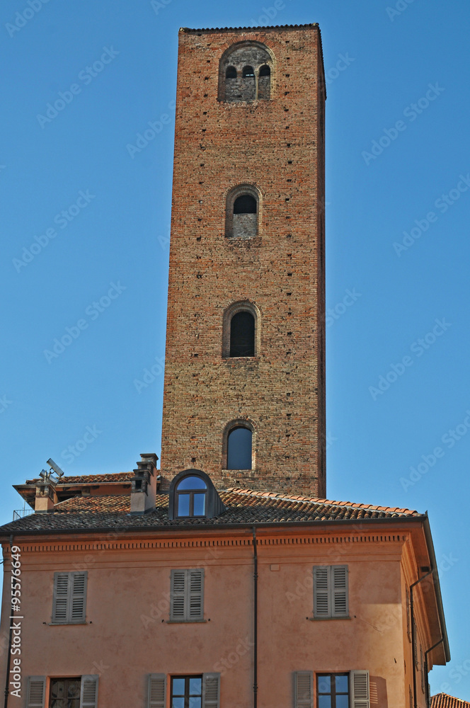 Foto Stock Alba e le sue torri, Langhe - Piemonte | Adobe Stock