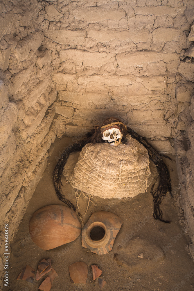 Chauchilla Cemetery with prehispanic mummies in Nazca desert, Pe Stock ...