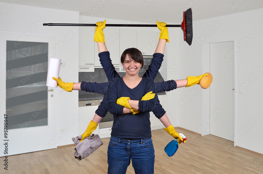 frau beim putzen im haus Stock-Foto | Adobe Stock