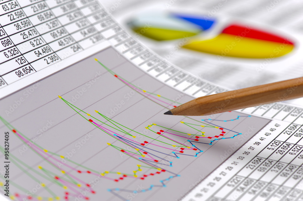 Finanzen mit Chart, Zahlentabelle und Taschenrechner Stock Photo ...