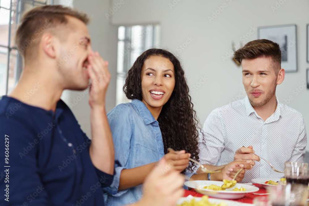 freunde essen zusammen und lachen Stock-Foto | Adobe Stock