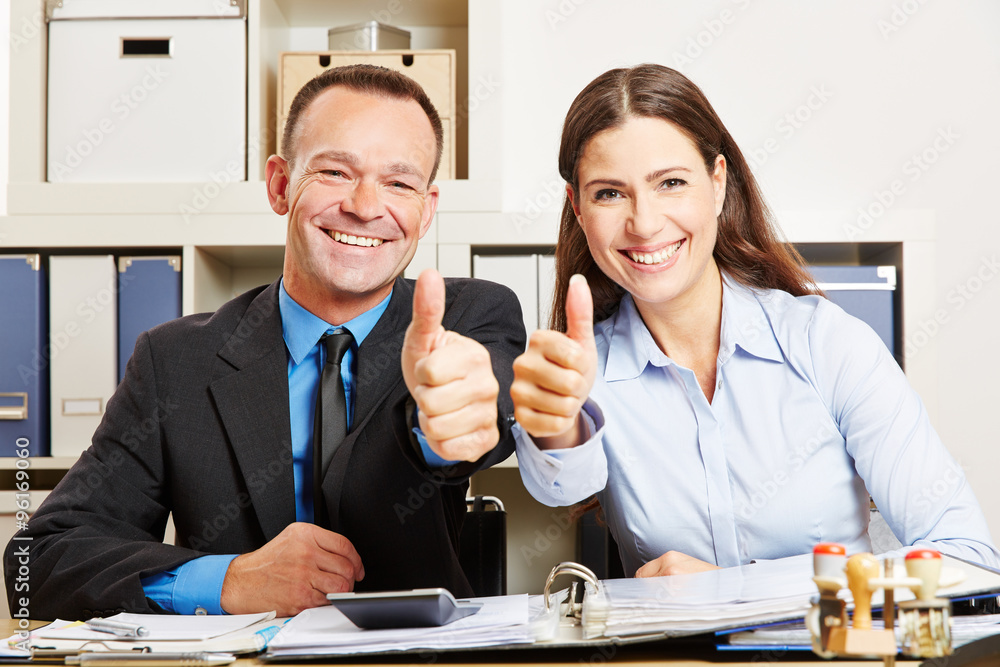 Geschäftsleute im Büro halten Daumen hoch Stock-Foto | Adobe Stock