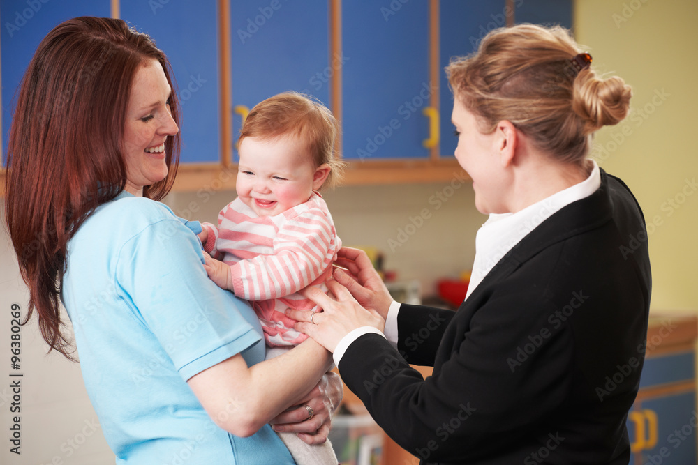 Working Mother Dropping Child Off At Nursery foto de Stock | Adobe Stock