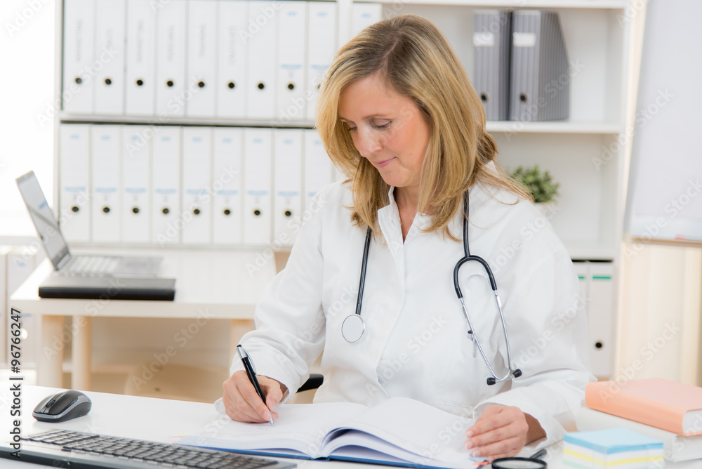 Stockfoto attraktive ärztin macht sich notizen | Adobe Stock
