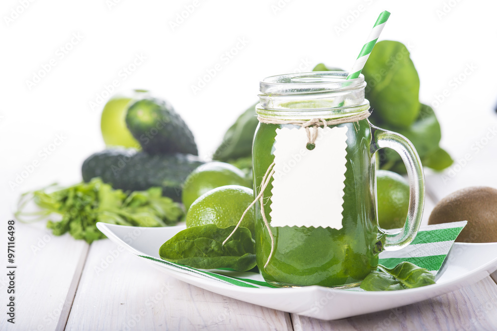 Bebida green smoothie o batido verde energético con frutas hojas de ...