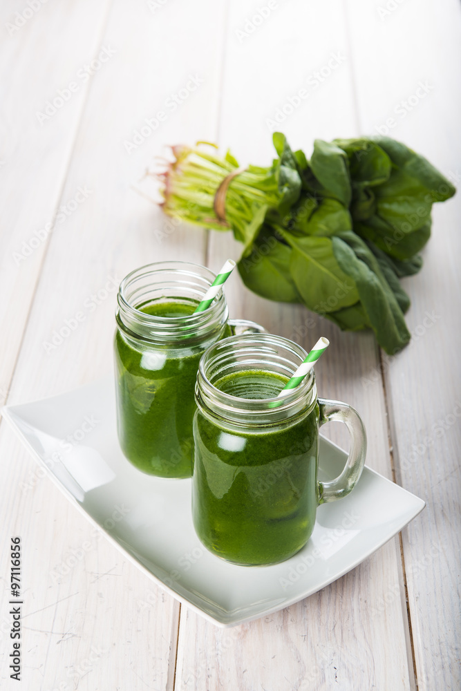 Bebida green smoothie o batido verde energético con frutas hojas de ...