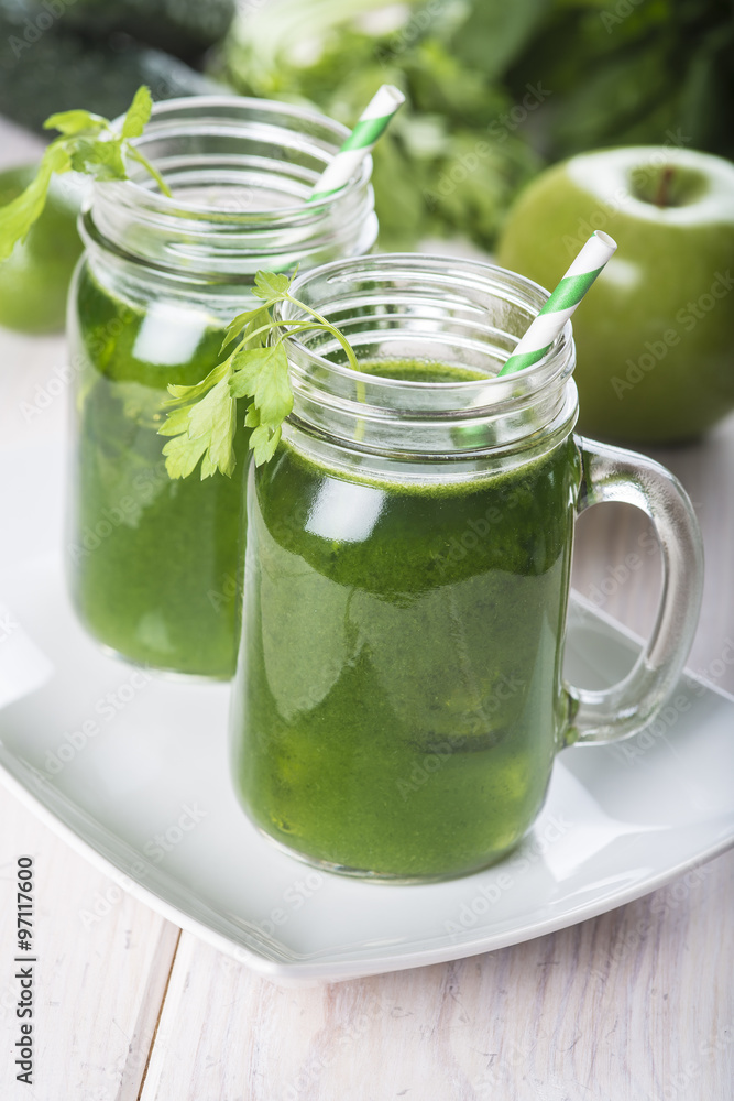 Bebida green smoothie o batido verde energético con frutas hojas de ...