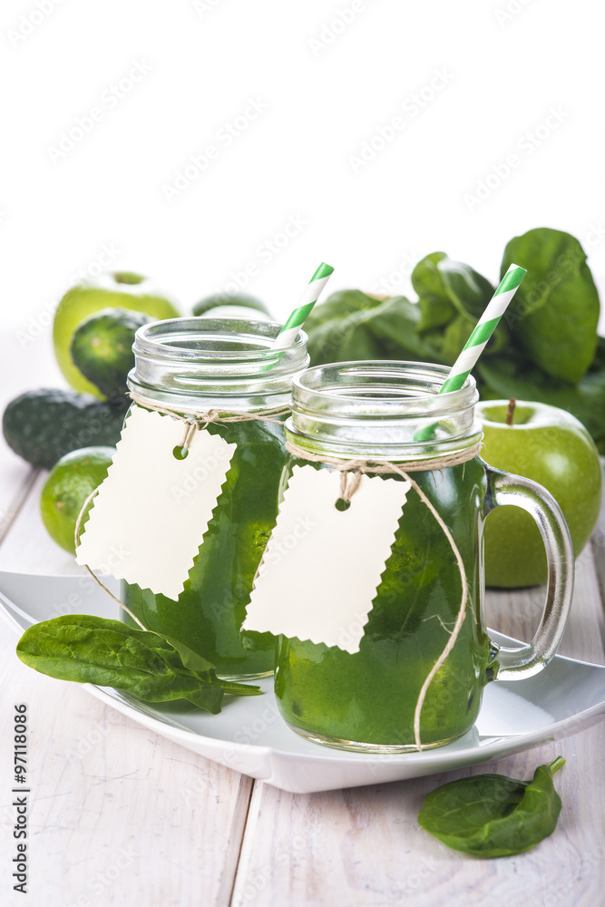 Bebida green smoothie o batido verde energético con frutas hojas de ...