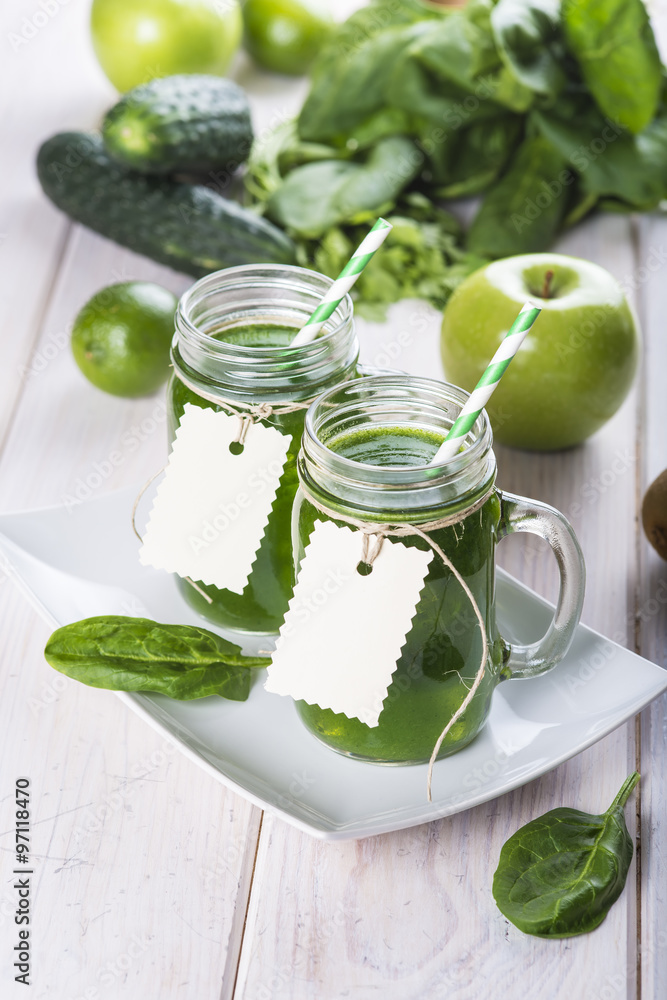 Bebida green smoothie o batido verde energético con frutas hojas de ...