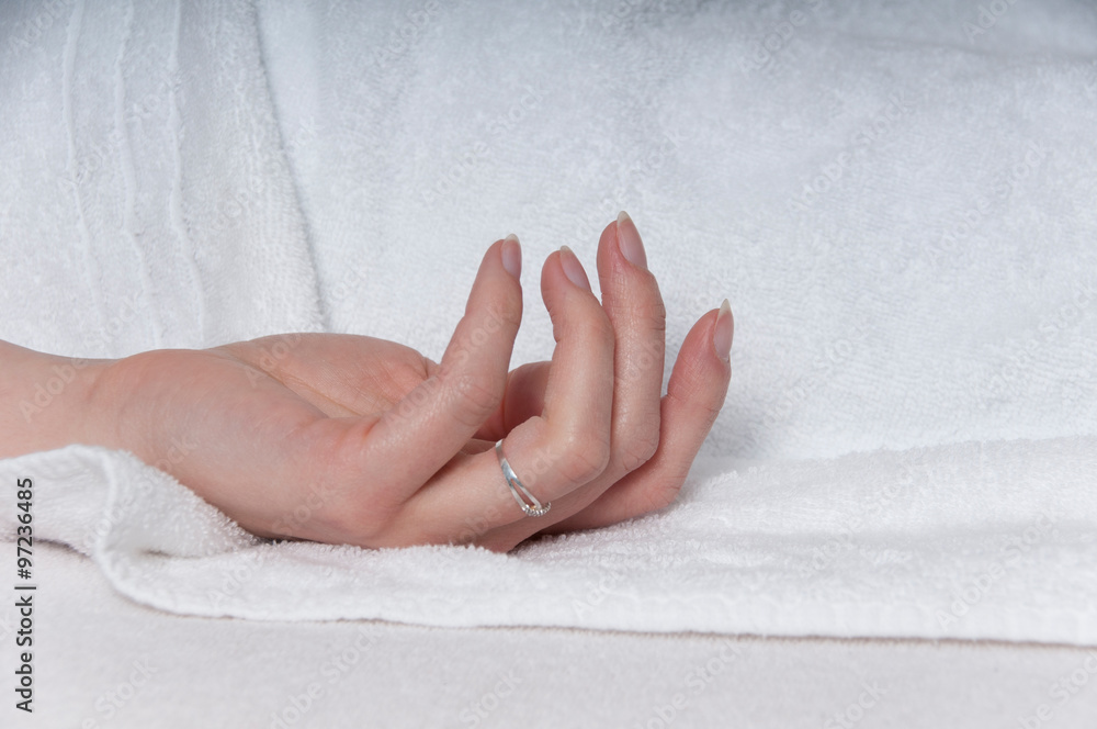 Junge weibliche Hand Stock-Foto | Adobe Stock
