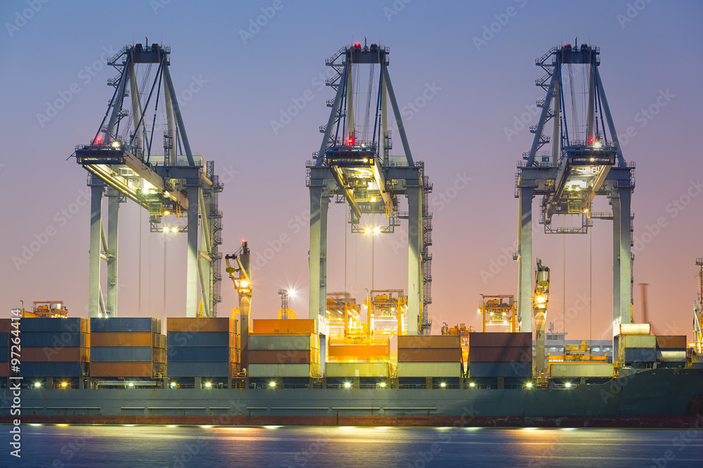 Gantry crane loading and unloading cargo container from cargo ship at ...